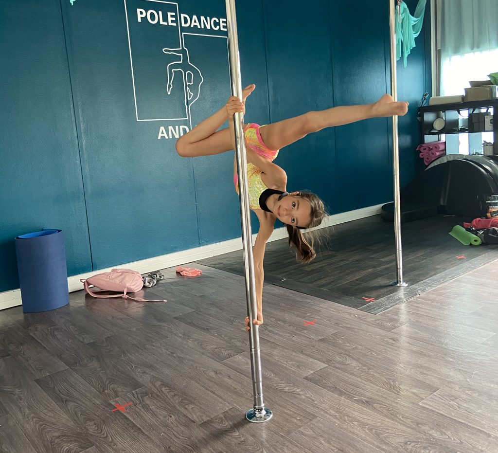 Léna au Championnat interrégional pole dance sud - Pole Dance and Co